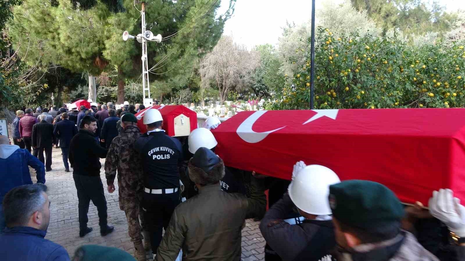 Depremde hayatını kaybeden polis baba ve 2 çocuğuna acı veda - ASAYİŞ ... Depremde hayatını kaybeden polis baba ve 2 çocuğuna acı veda - ASAYİŞ ...