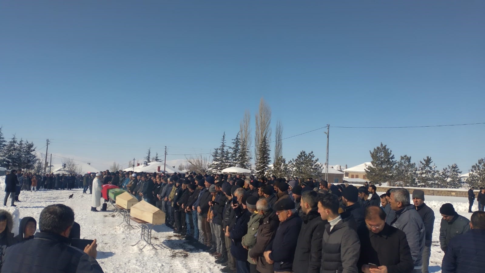 Depremde hayatını kaybeden polis ve ailesi toprağa verildi - ASAYİŞ ... Depremde hayatını kaybeden polis ve ailesi toprağa verildi - ASAYİŞ ...