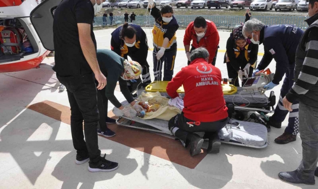 Yangında yaralanan 6 aylık bebek hava ambulansıyla Ankara'ya sevk ... Yangında yaralanan 6 aylık bebek hava ambulansıyla Ankara'ya sevk ...